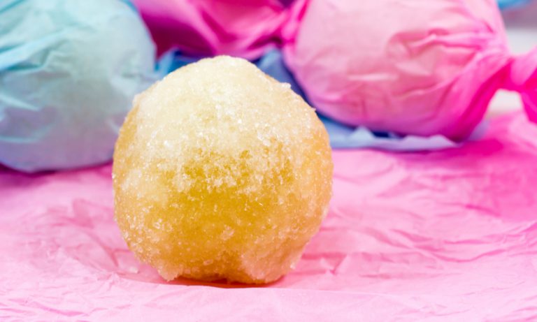 Storia e ricetta dei gueffus, il dolcetti sardi a base di mandorle