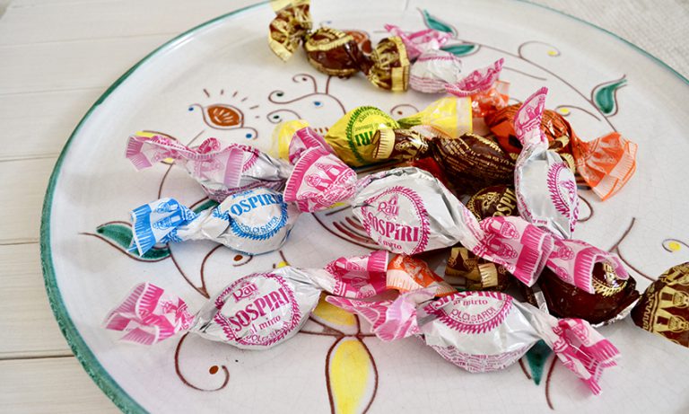 Storia e ricetta dei gueffus, il dolcetti sardi a base di mandorle