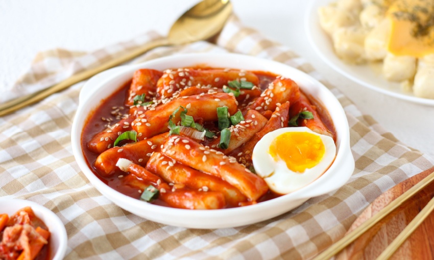 Come si preparano i tteokbokki, i famosi gnocchi coreani